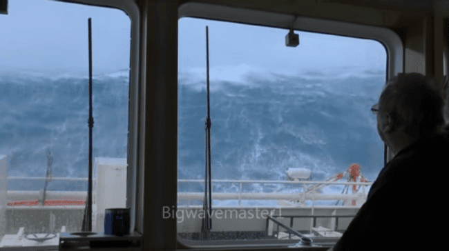 Watch: Incredible Footage Shows Vessel Smashing Through Boxing Day ...